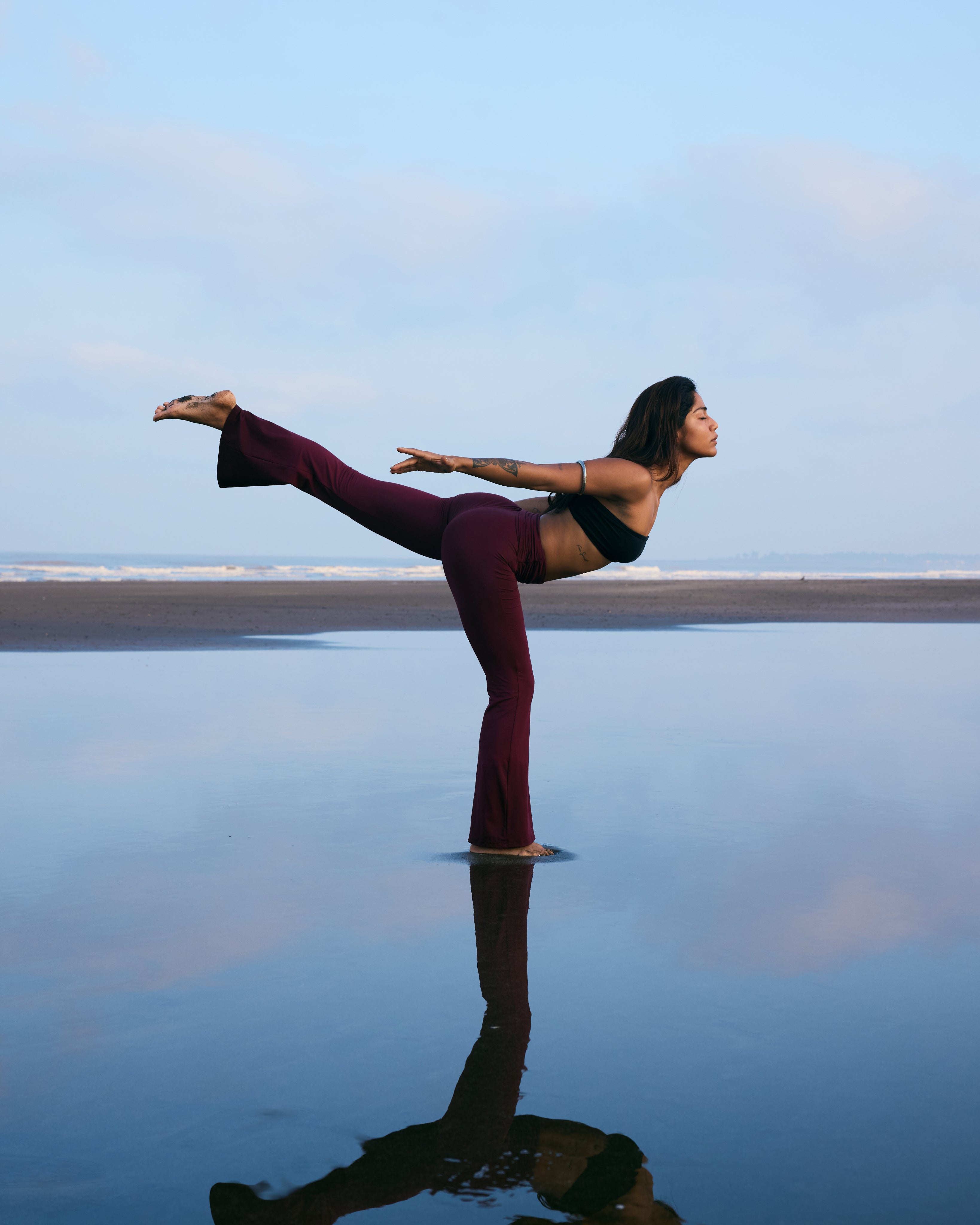 First Yoga Class Guide For Beginners - Do's & Don'ts For First Class ...